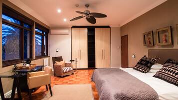 Quarto Executivo | Roupa de alta qualidade, camas de colchão pillowtop, minibar