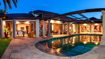 Piscina exterior sazonal, guarda-sóis, espreguiçadeiras