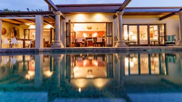 Piscina exterior sazonal, guarda-sóis, espreguiçadeiras