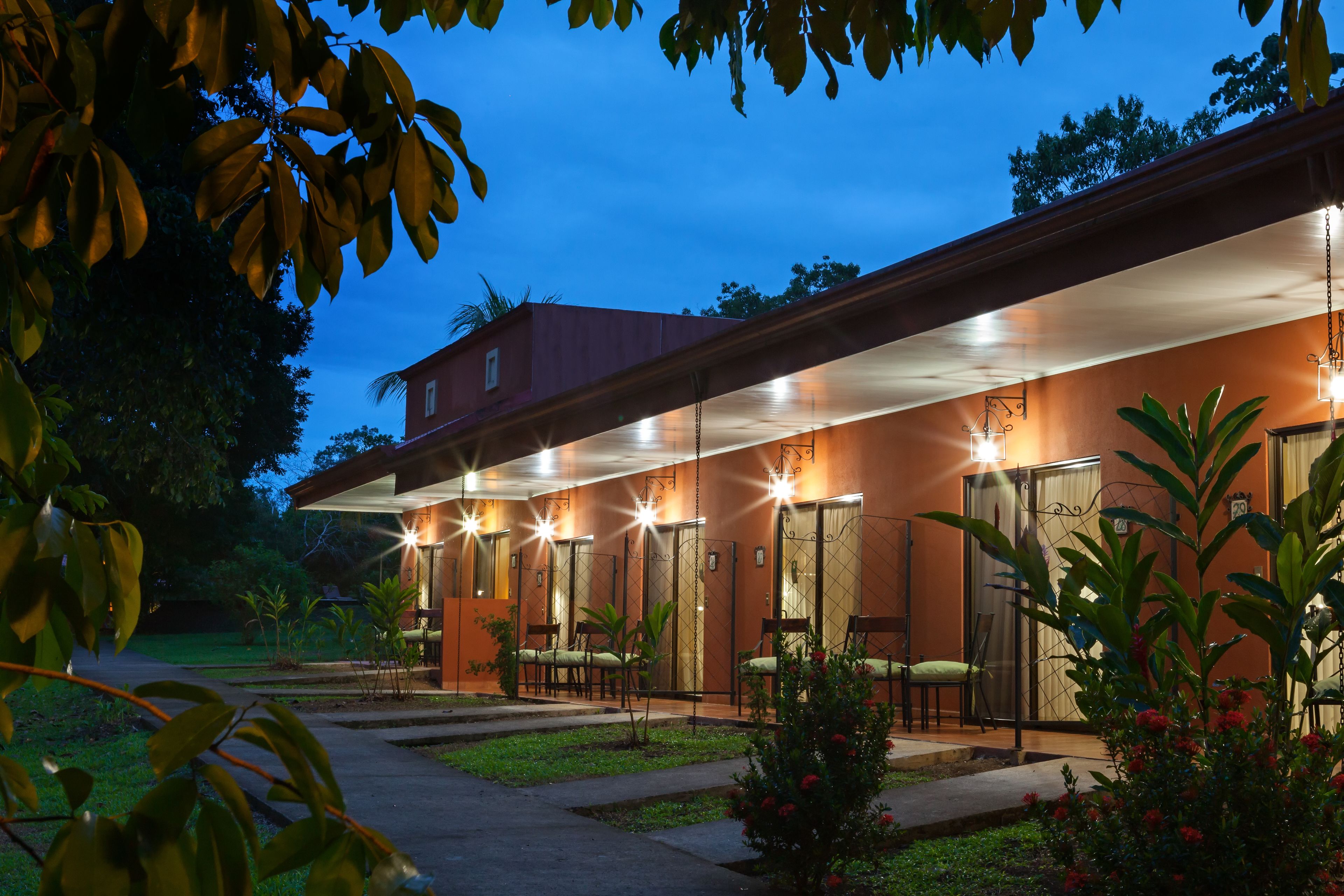 Fachada do alojamento (tarde/noite)