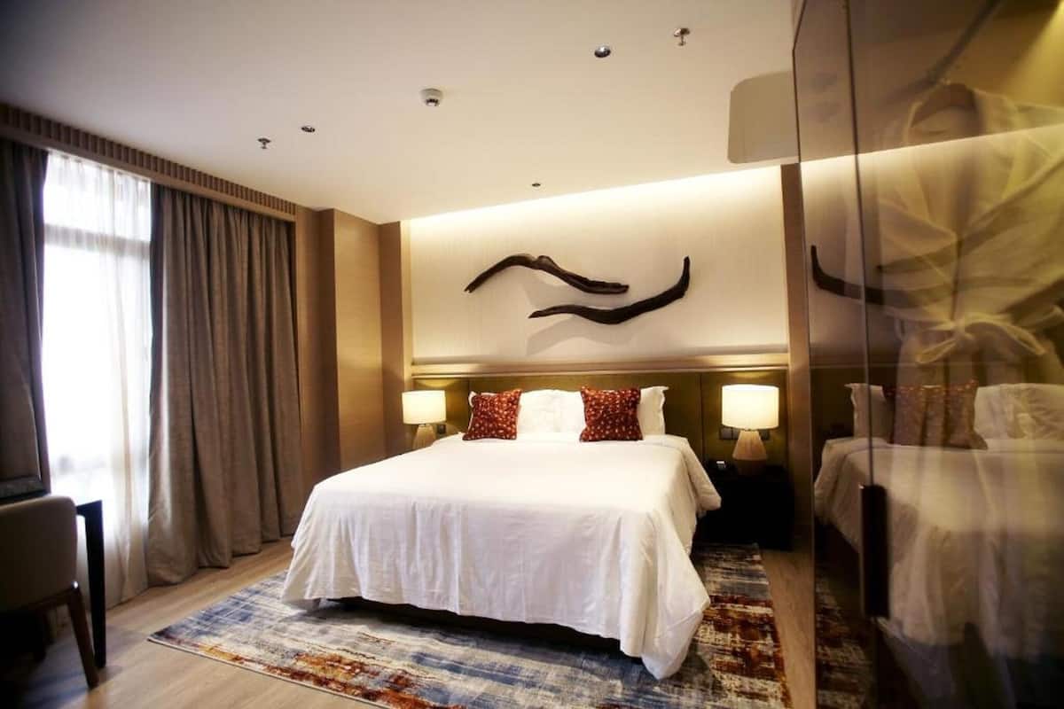 Secretária, roupa de cama fornecida 