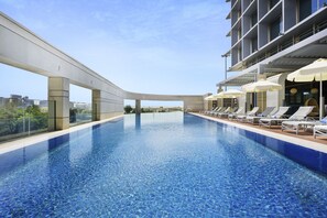Piscina externa, funciona das 6h às 22h, guarda-sóis, espreguiçadeiras