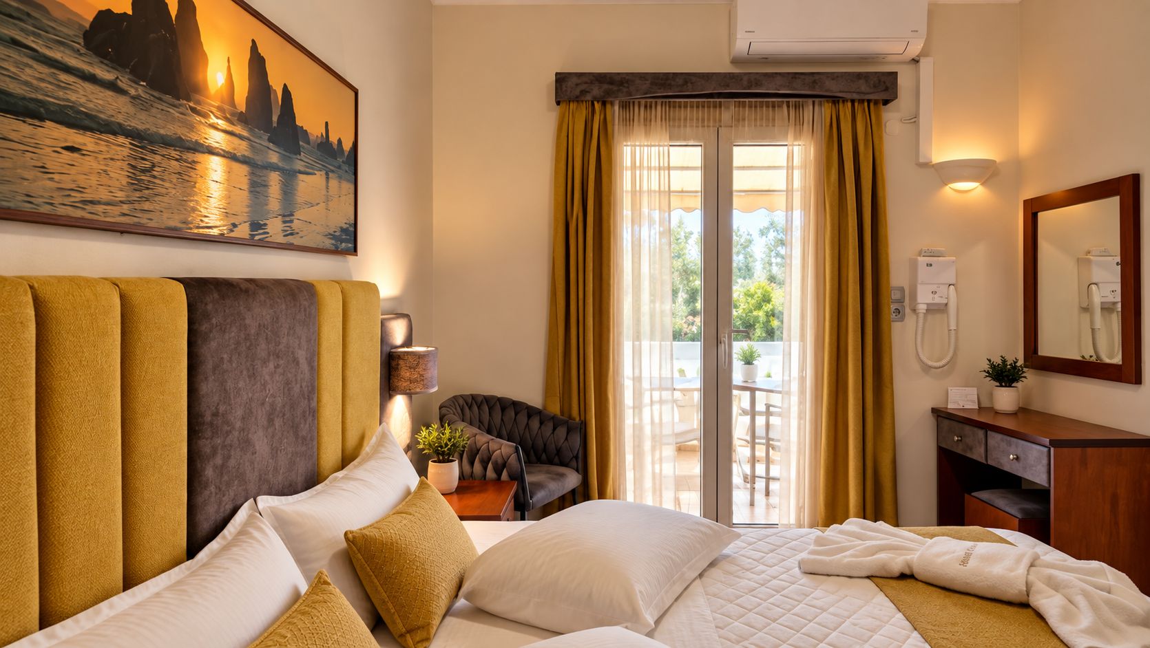 Quarto de hotel com cama, cadeira, escrivaninha, telefone e janela com cortinas.