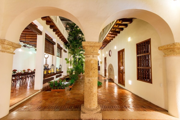 Televisor LED de 42 polegadas com canais via satélite, televisor