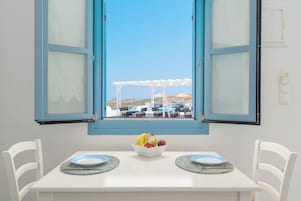 Quarto casal econômico, varanda, vista para o mar | Cofres nos quartos, Wi-Fi de cortesia, roupa de cama