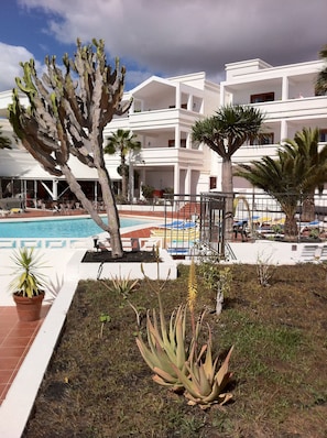 Piscina exterior, guarda-sóis, espreguiçadeiras 