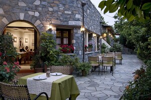 Pequenos-almoços servidos, cozinha grega, com vista para o oceano 