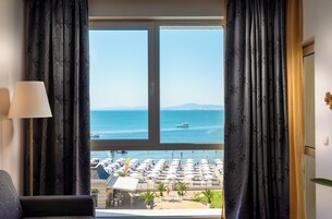 Suite, vista para o mar | Minibar, secretária, ferro/tábua de engomar, Wi-fi grátis 