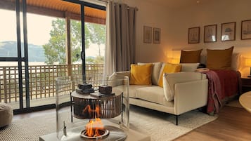 Roupas de cama premium, edredons de pluma, frigobar, cofres nos quartos