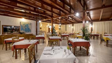 Pequenos-almoços, almoços, jantares servidos, com vista para o jardim