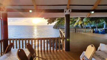 Pequenos-almoços, almoços, jantares servidos, com vista para o oceano