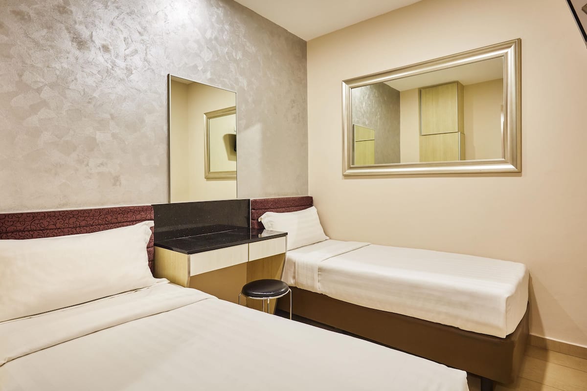 Quarto duplo standard, 2 camas de solteiro | Escrivaninha, ferros/tábuas de passar roupa, Wi-Fi de cortesia