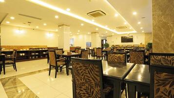 2 restaurantes: servem pequenos-almoços, almoços e jantares