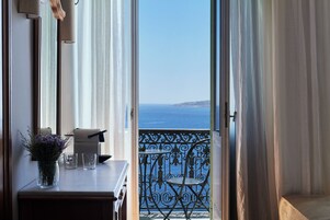 Deluxe Room with Sea View (Main Building) | Roupa de alta qualidade, cofre no quarto