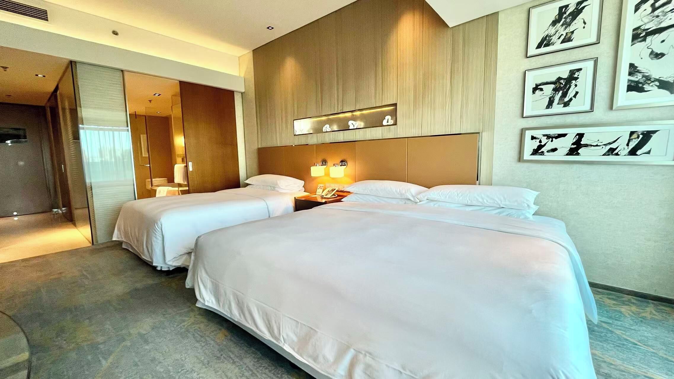 Quarto família, várias camas | Roupas de cama antialérgicas, edredons de pluma, frigobar