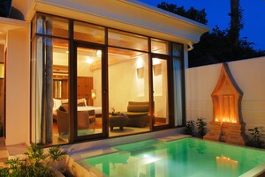 Pool Villa | Roupas de cama premium, camas Select Comfort, cofres nos quartos