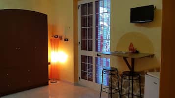 Frigobar, cofres nos quartos, escrivaninha, berços (sobretaxa)