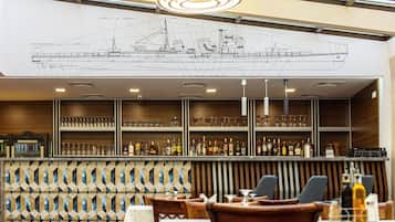 Serviço de café da manhã, almoço, jantar; restaurante ao ar livre