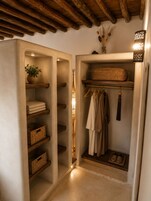 Quarto Deluxe (Jacuzzi) | Roupa de alta qualidade, secretária, berços/camas para crianças grátis