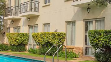 Deluxe Suite Pool view | Vista do quarto