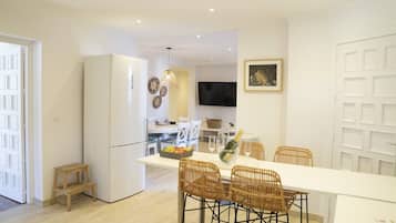 Casa Deluxe, 4 quartos | Cozinha privada | Um frigorífico/congelador grande, um forno, uma placa de cozinha