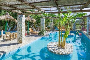 2 piscinas externas, espreguiçadeiras
