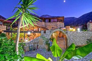 Fachada da propriedade à noite