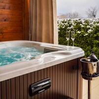 Quarto Duplo Comfort, terraço (Private Jacuzzi) | Camas de colchão Select Comfort, minibar, cofre no quarto, secretária 