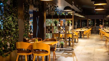 2 restaurantes, pequenos-almoços servidos, cozinha à base de grelhados