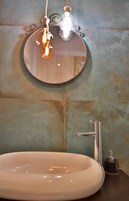 Quarto casal superior | Banheiro | Chuveiro, secador de cabelo, toalhas de banho 