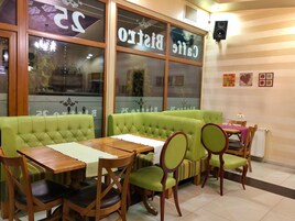 Café da manhã com buffet todos os dias (RON 40 por pessoa) 