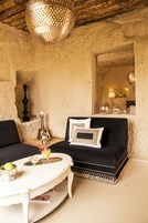 Suite Superior | Sala de estar | Televisor LCD de 32 polegadas com canais por cabo 