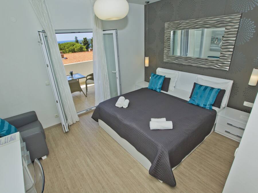 Quarto casal conforto, terraço, vista parcial para o mar | Roupas de cama antialérgicas, escrivaninha