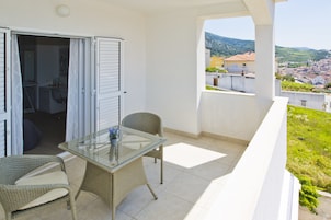 Quarto casal conforto, terraço, vista parcial para o mar | Roupas de cama antialérgicas, escrivaninha
