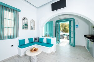 Deluxe Suite, Hot Tub (Outdoor Hot Tub) | Roupa hipoalergénica, cofre no quarto, com decoração personalizada 