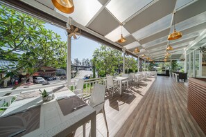 2 restaurantes, pequenos-almoços servidos 