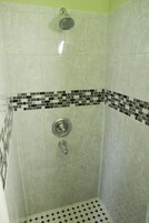 Quarto Individual, 1 cama king-size (Trezila) | Casa de banho | Um secador de cabelo, sabão, champô, papel higiénico 