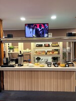 Pequeno-almoço tipo buffet diário mediante uma taxa 