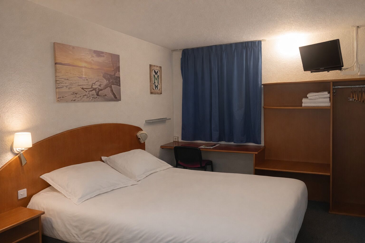 Quarto Duplo Standard | Secretária, cortinas/cortinados opacos, Wi-fi grátis 