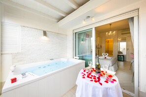 Suite private terrace and external jetted tub + External Sauna | Minibar, cofre no quarto, secretária, quartos insonorizados 