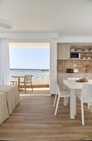 Apartamento, 1 quarto, varanda, vista para o mar | Sala de estar | TV plasma