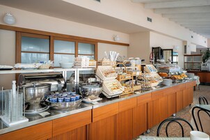 Café da manhã com buffet grátis todos os dias