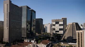 Paisagem urbana com edifícios modernos altos, incluindo uma estrutura piramidal marcante.
