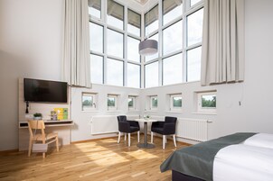 Quarto Duplo | Roupa hipoalergénica, cofre no quarto, secretária 