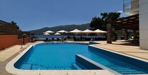 Piscina exterior, guarda-sóis, espreguiçadeiras 