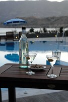 Piscina externa, guarda-sóis, espreguiçadeiras