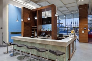 Este bar no lobby do hotel