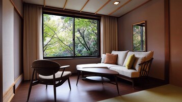Edredons de pluma, cofres nos quartos, escrivaninha, cortinas blackout