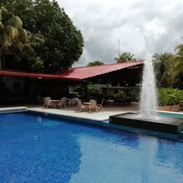 Piscina externa, espreguiçadeiras