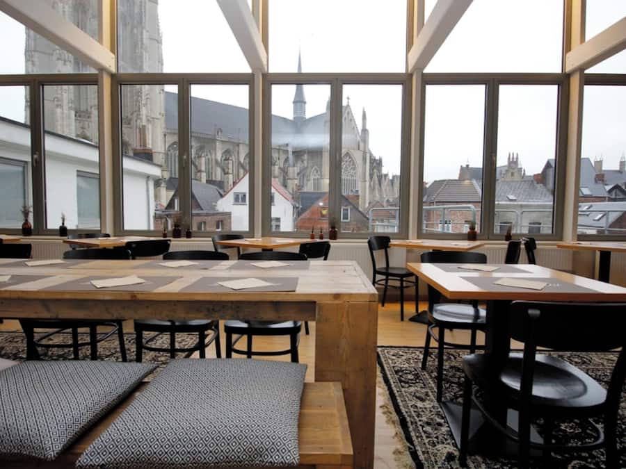 Café da manhã com buffet todos os dias (EUR 18 por pessoa)